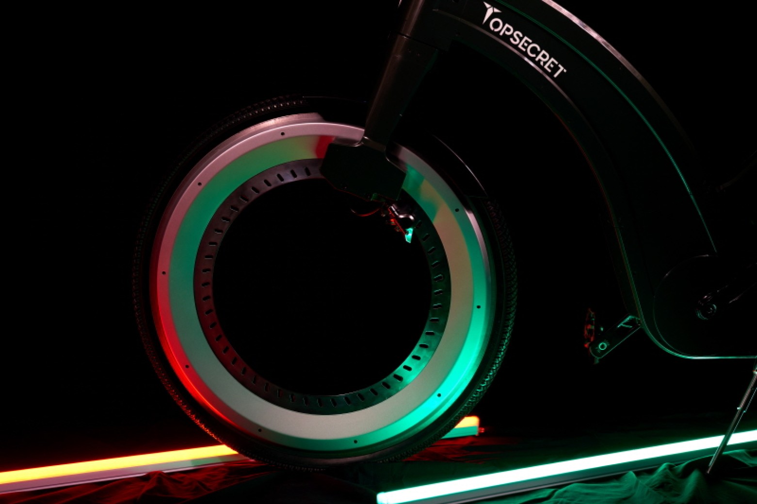 Topsecret, an incredible electric bike without spokes or hubs