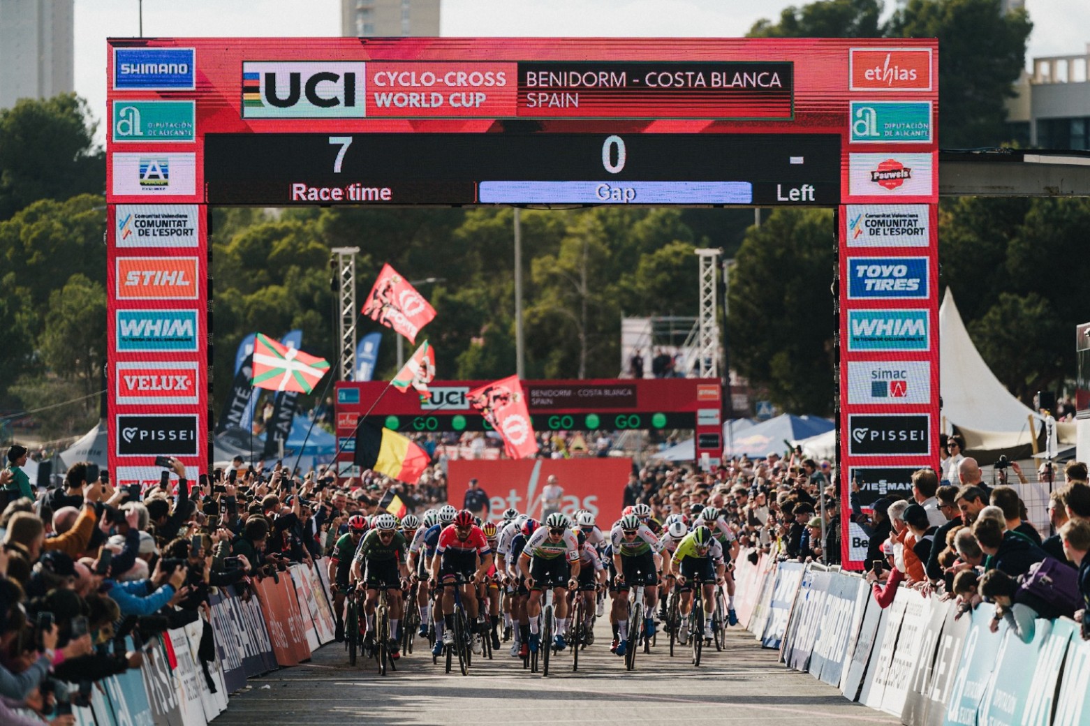 Van Aert wins the Benidorm 2024 CX World Cup without the saddle