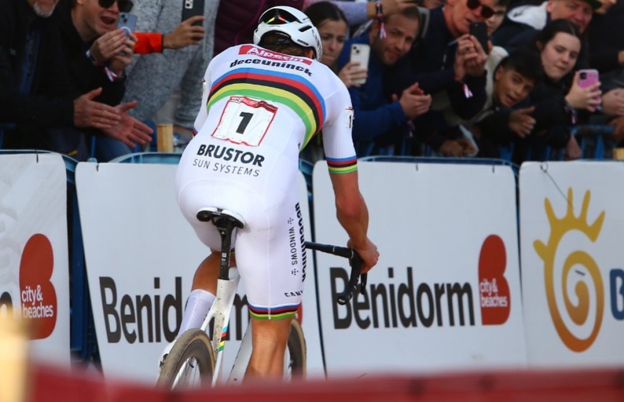 Vidéo avec le dur choc qui a laissé KO à Van der Poel à Benidorm: "J'ai ...