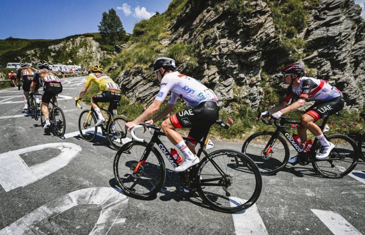 Differences on how a professional and a touring cyclist climb a port