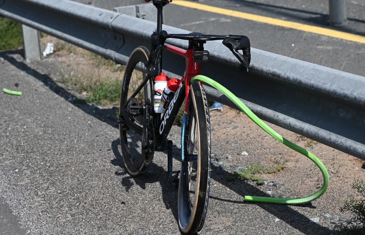 Vittoria states that the hookless wheels did not cause De Gent's accident