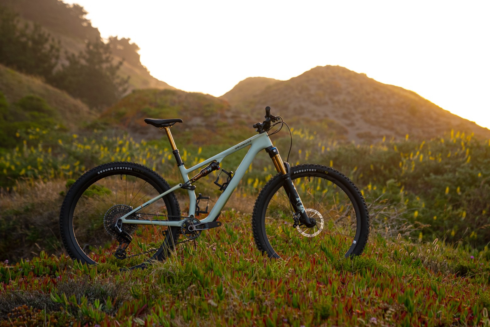 Specialized Epic 8 EVO: una XC subiendo y una Trail bajando