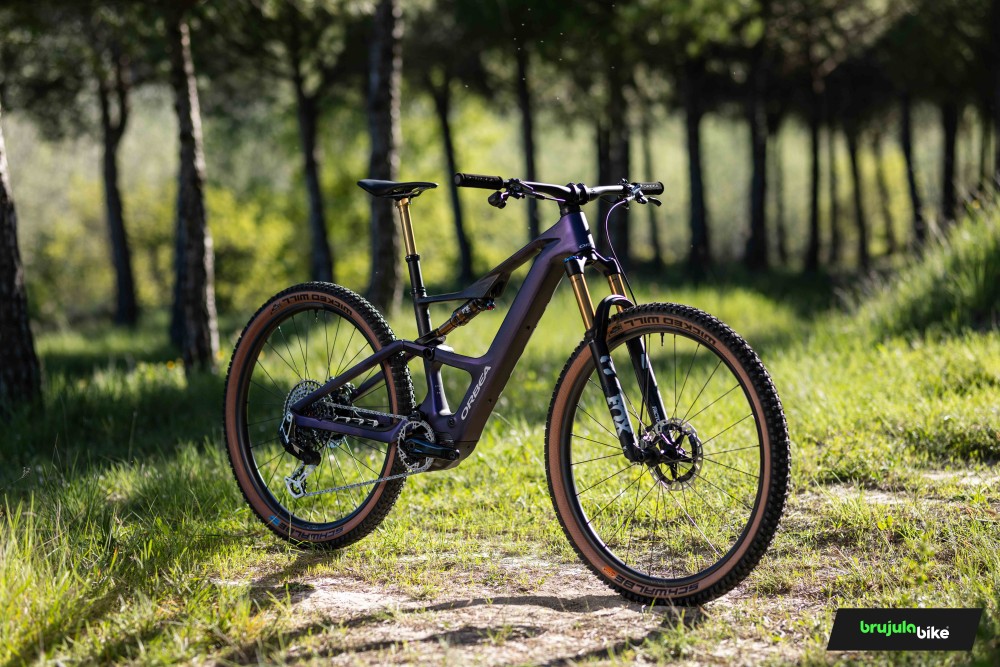 Hemos probado la Orbea Rise 2025 y va directa a nuestra lista de favoritas