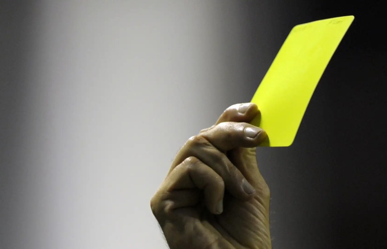 Yellow cards arrive at La Vuelta a España