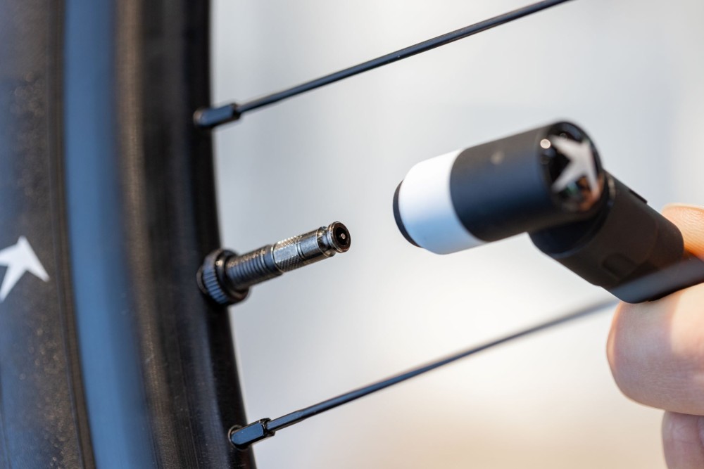 Schwalbe wants to change all bike valves with its CLIK VALVE system