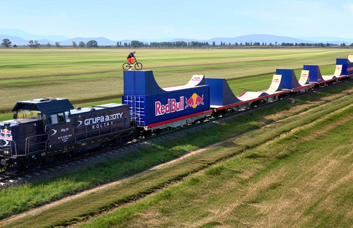 Backflip sobre un tren en marcha, un vídeo que no te puedes perder