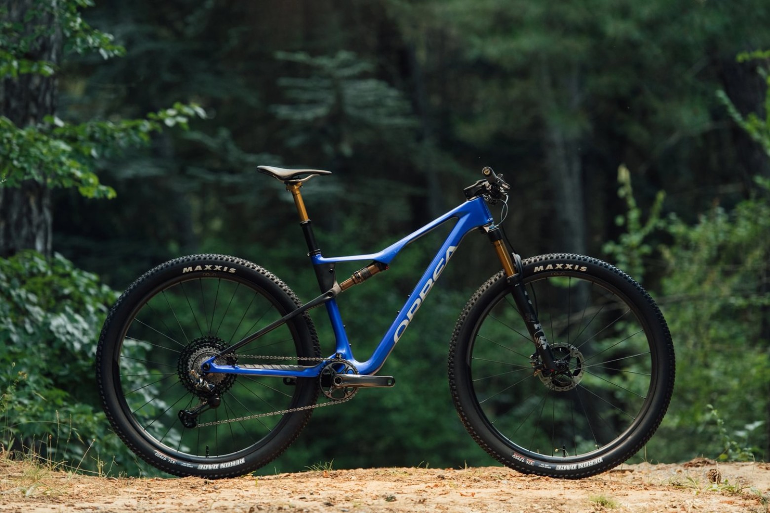 The Orbea Oiz 2025 is updated with a new integrated handlebar, dropper ...