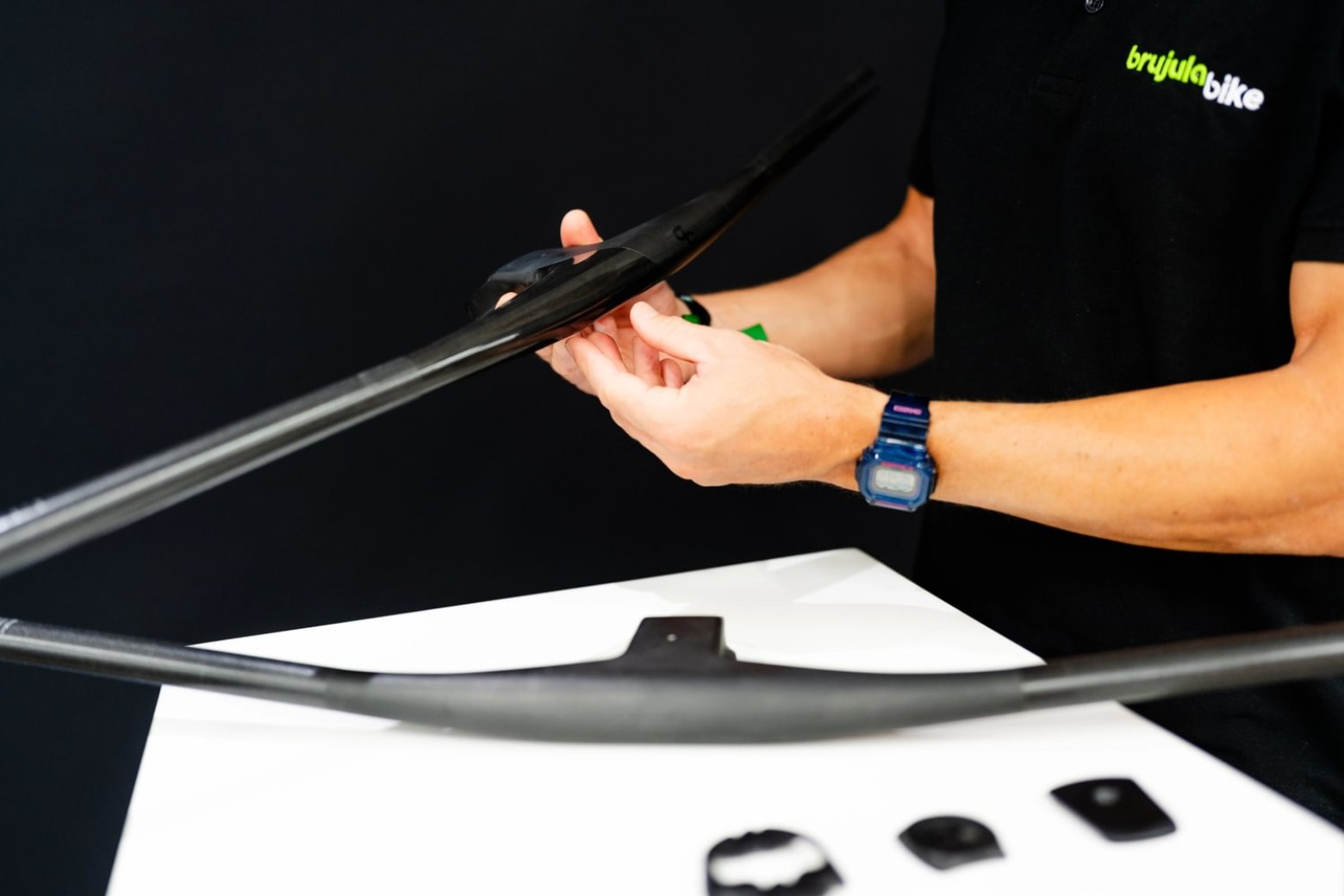 The Orbea Oiz 2025 is updated with a new integrated handlebar, dropper ...