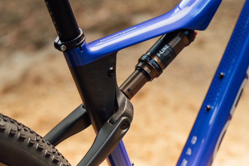 The Orbea Oiz 2025 is updated with a new integrated handlebar, dropper ...