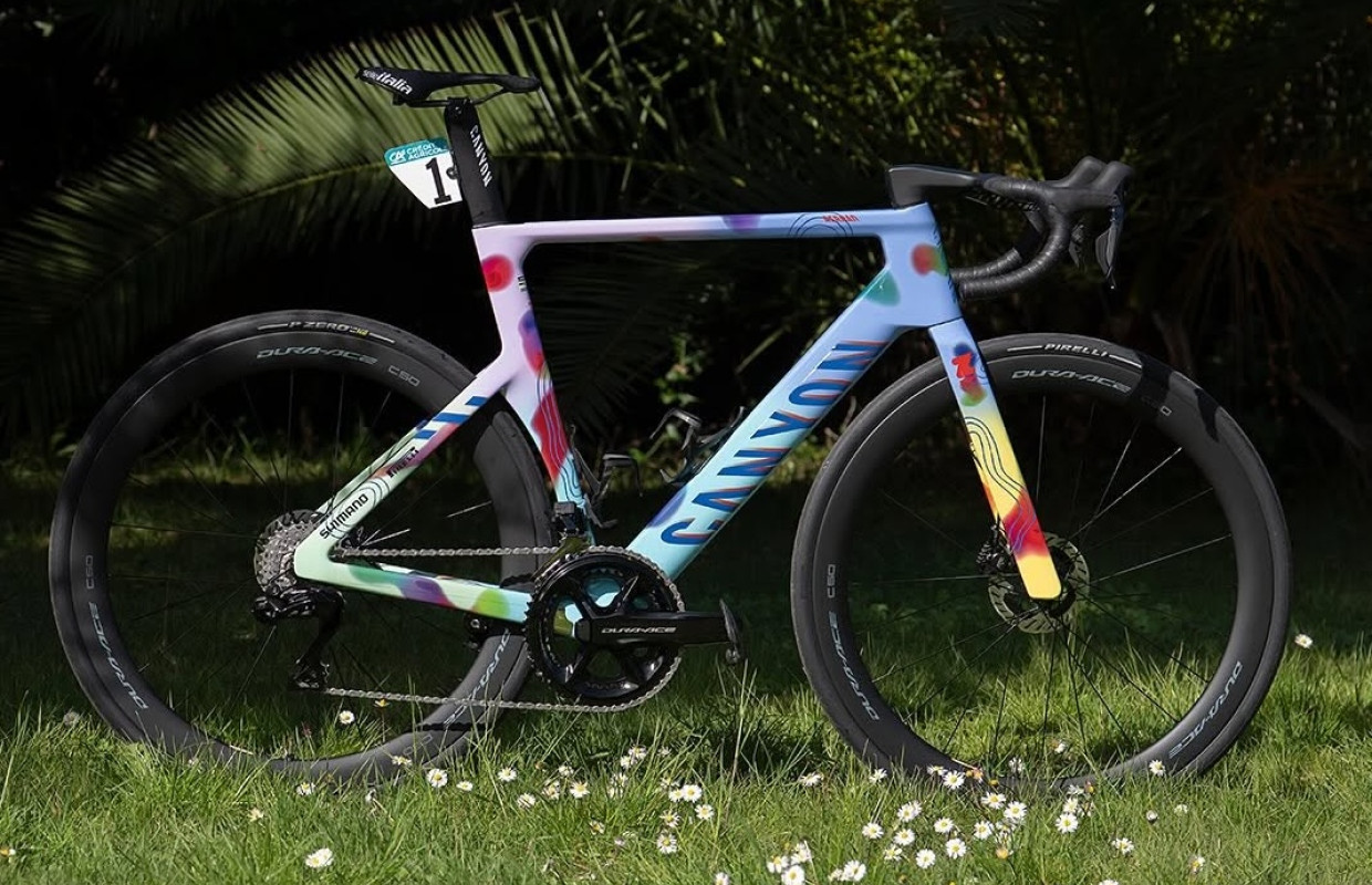 Van der Poel debuts a very special Canyon Aeroad