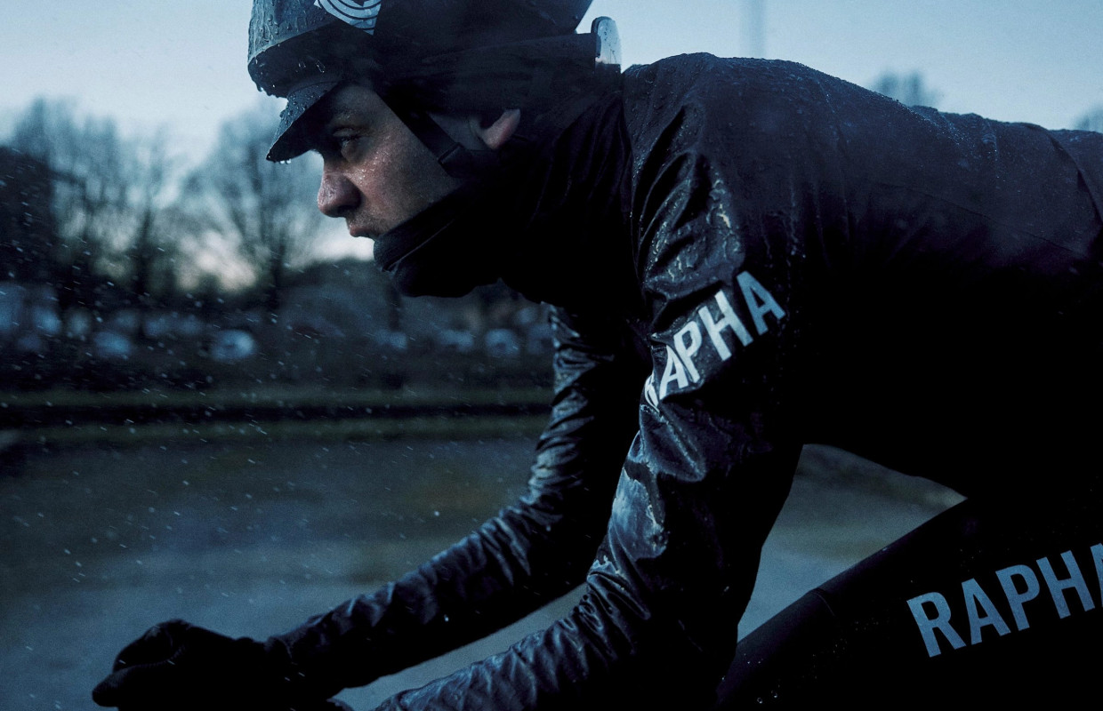 Rapha presenta el impermeable más ligero de su historia