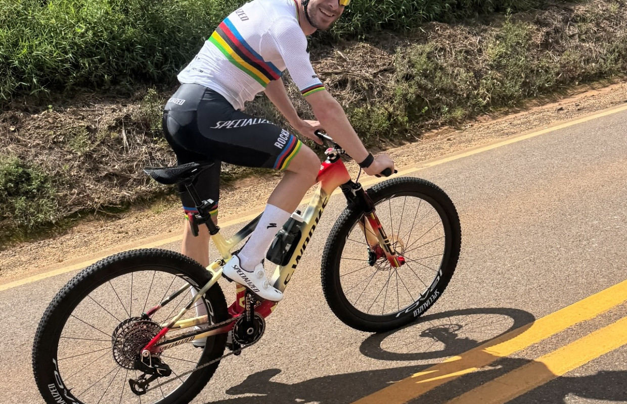 Victor Koretzky estreia S-Works Epic 8 com o novo canote RockShox Reverb