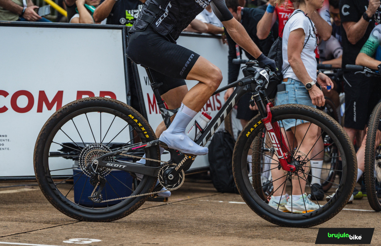 Nino Schurter with shoe covers in the Short Track, aerodynamics or ...