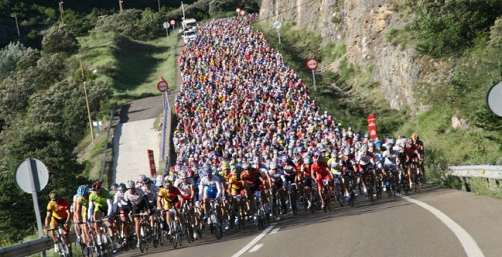 Por qué es tan fácil ir en el pelotón y cuesta tanto escaparse de él ...