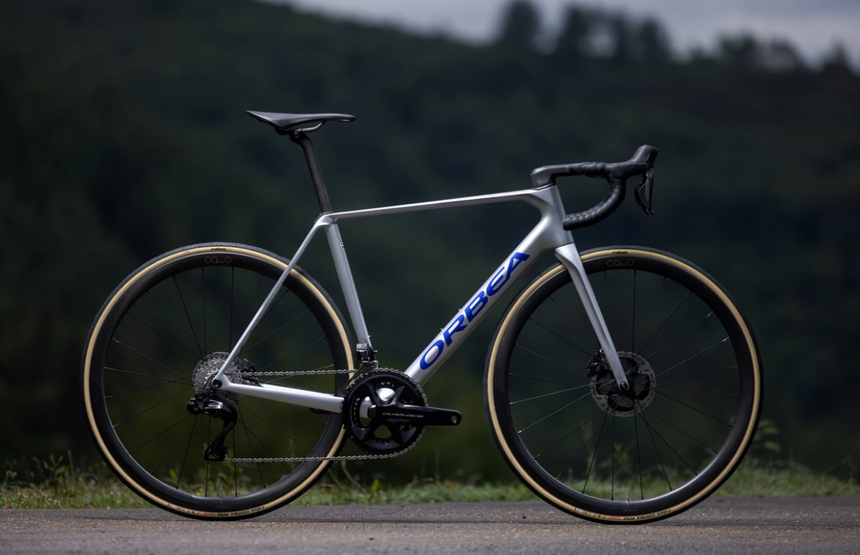 La Orbea Orca 2026 se renueva con las últimas ruedas Oquo y un nuevo ...