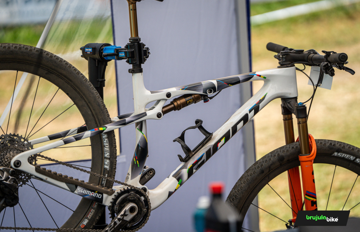 O campeão mundial de XCO está testando um protótipo do Giant Anthem em ...