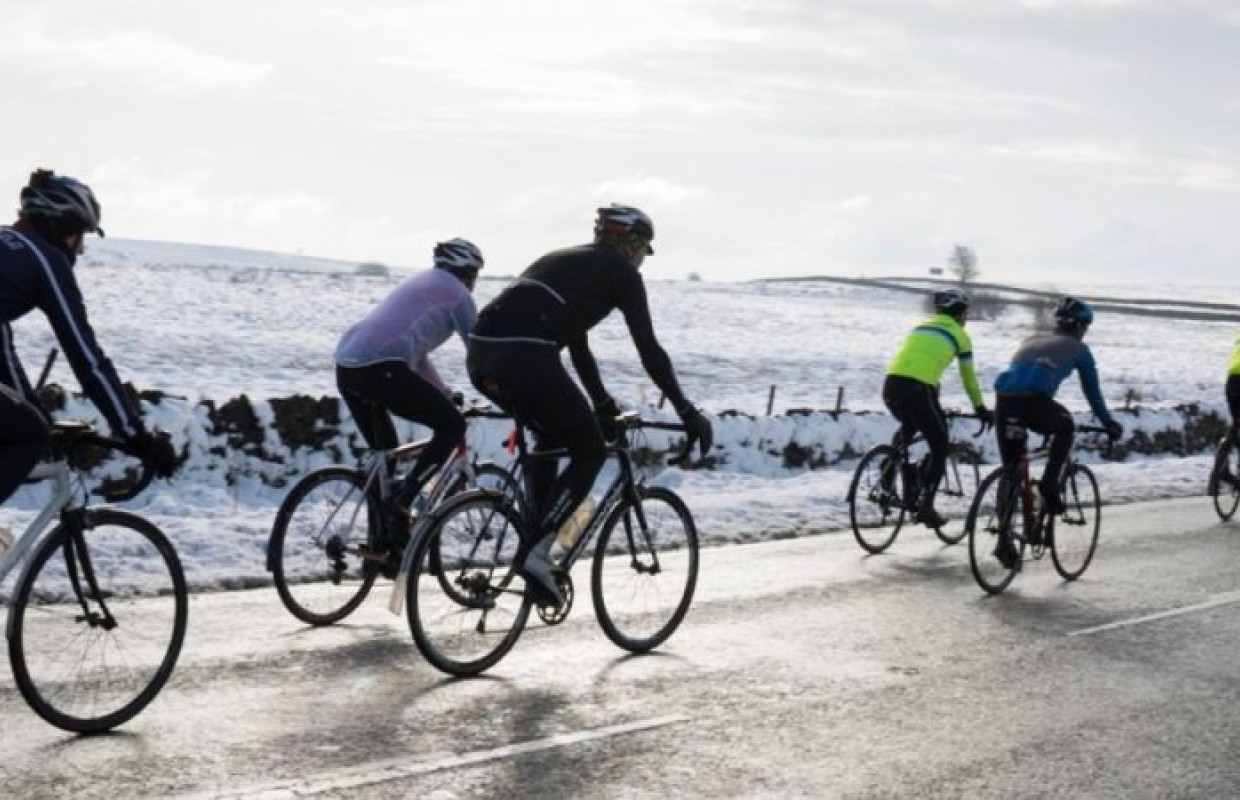 Rodar solo vs rodar en grupo: qué gana y qué pierde tu entrenamiento