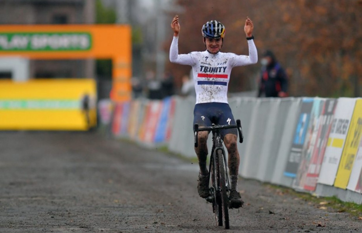 Tom Pidcock beats Van der Poel in the Superprestige Gavere