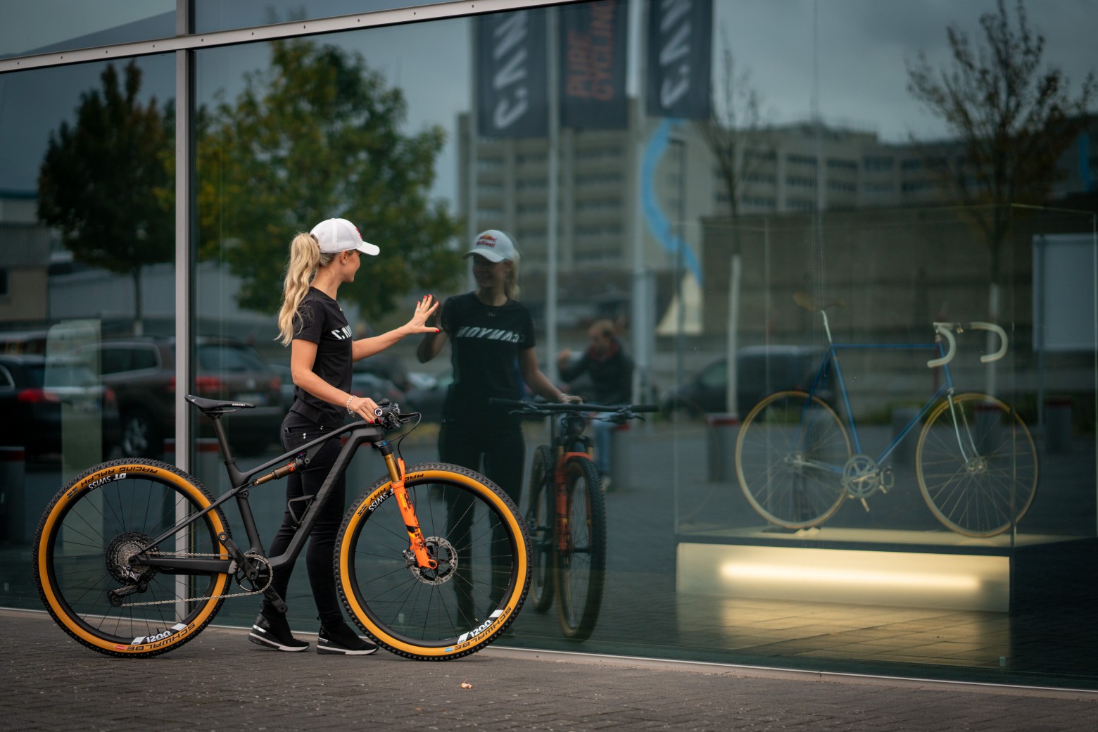 Emily Batty ficha por Canyon