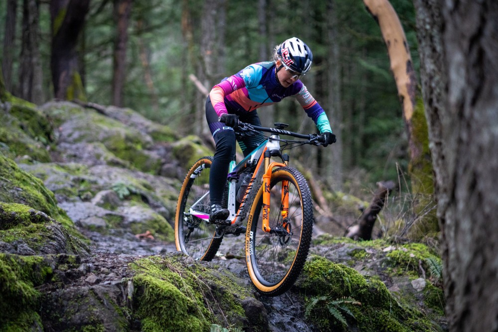 Al detalle la nueva y colorida Canyon Lux CF de Emily Batty para 2021