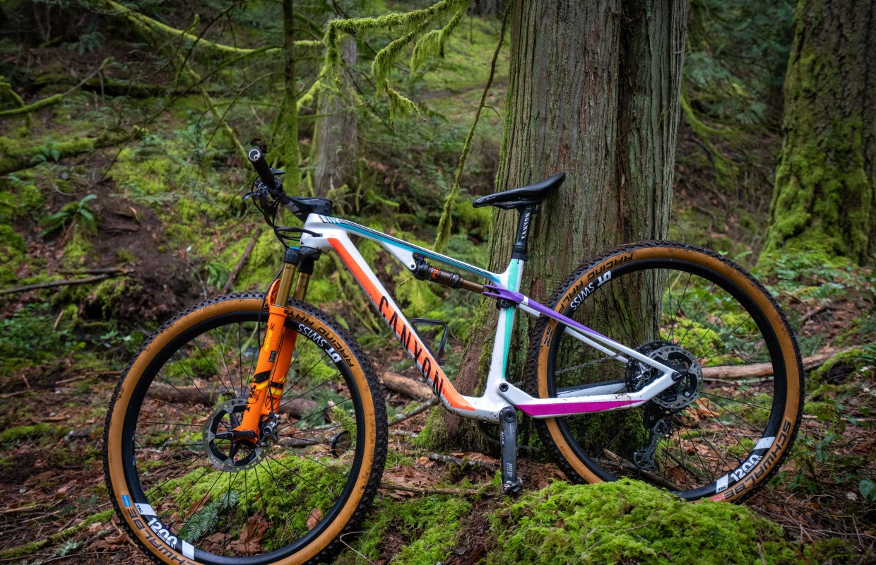 Al detalle la nueva y colorida Canyon Lux CF de Emily Batty para 2021