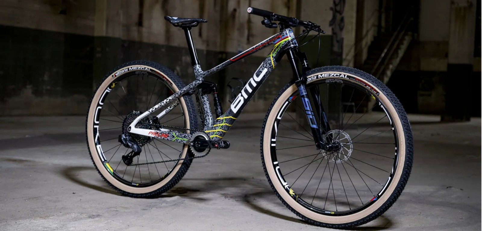 Nueva BMC Fourstroke de Pauline Ferrand-Prévot personalizada por No Curves