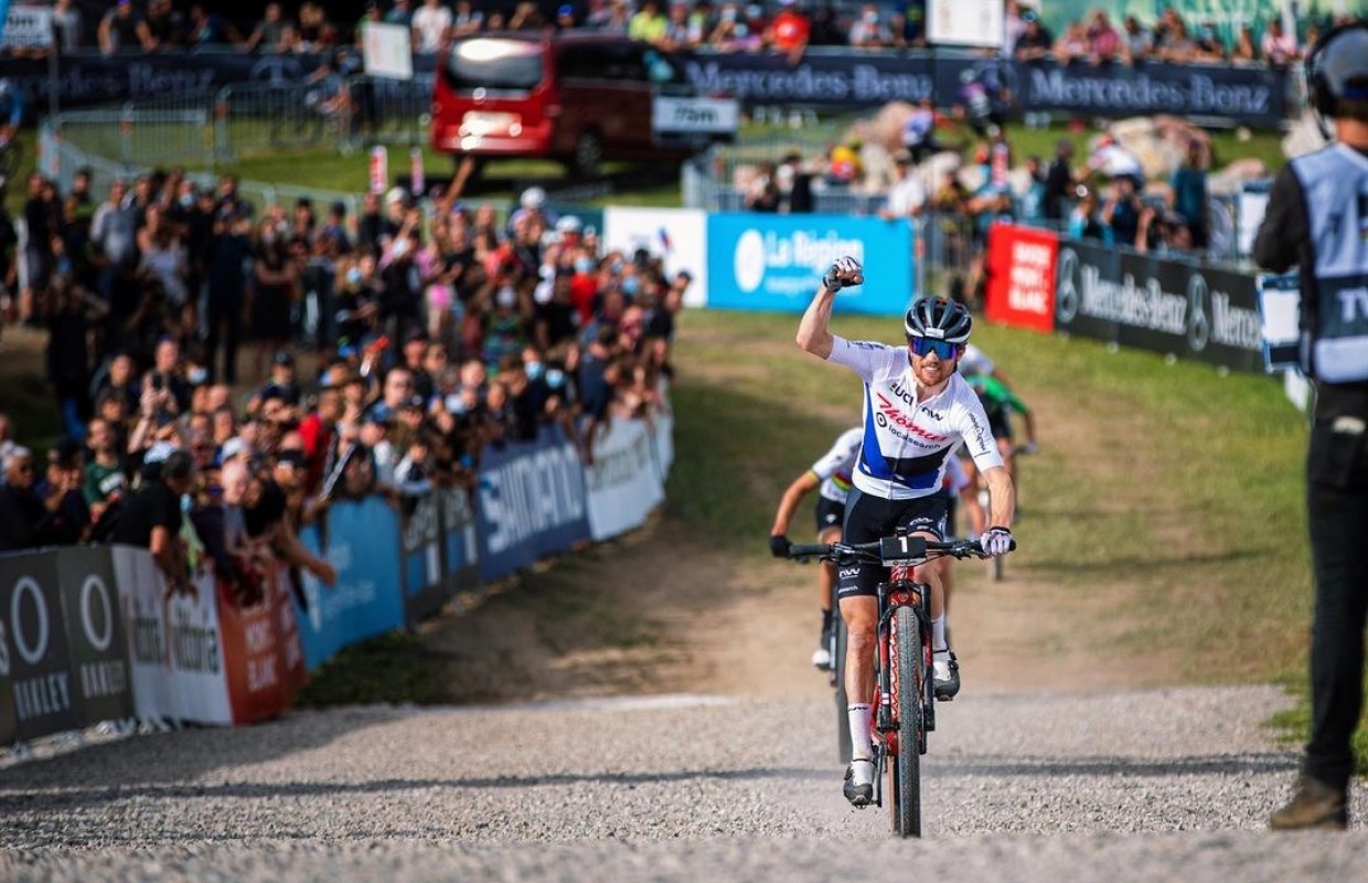 Mathias Fluckiger sigue dominando y gana el Short Track de Les Gets