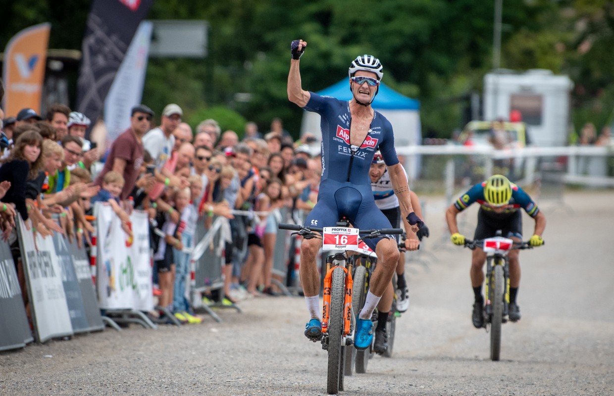 Sam Gaze regresa a lo más alto del MTB a pocos días del Mundial