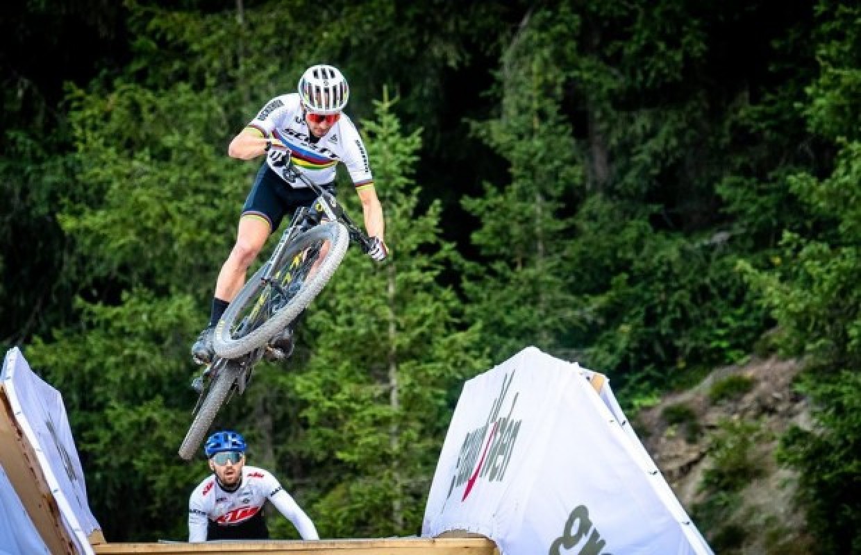 Novamente uma última ultrapassagem ao limite entre Schurter e Fluckiger