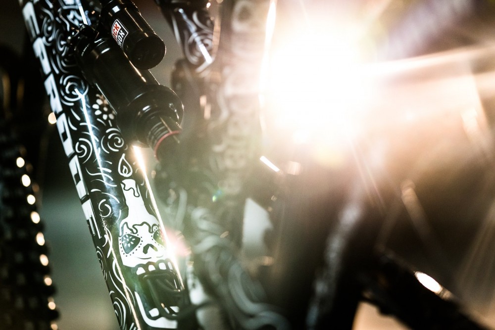 Edición especial Día de los Muertos para la Nukeproof de Sam Hill