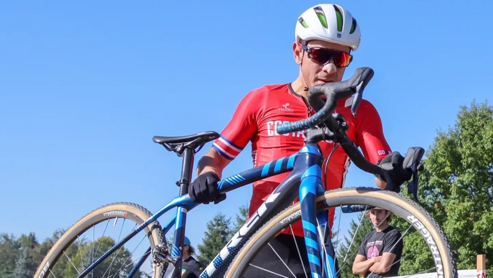 Van der Poel lo apartó de un empujón, pero su historia es digna de ...