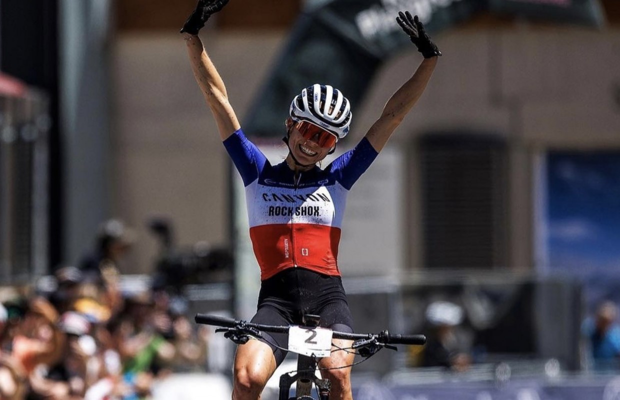 The best Loana Lecomte returns to dominate the World Cup in Leogang