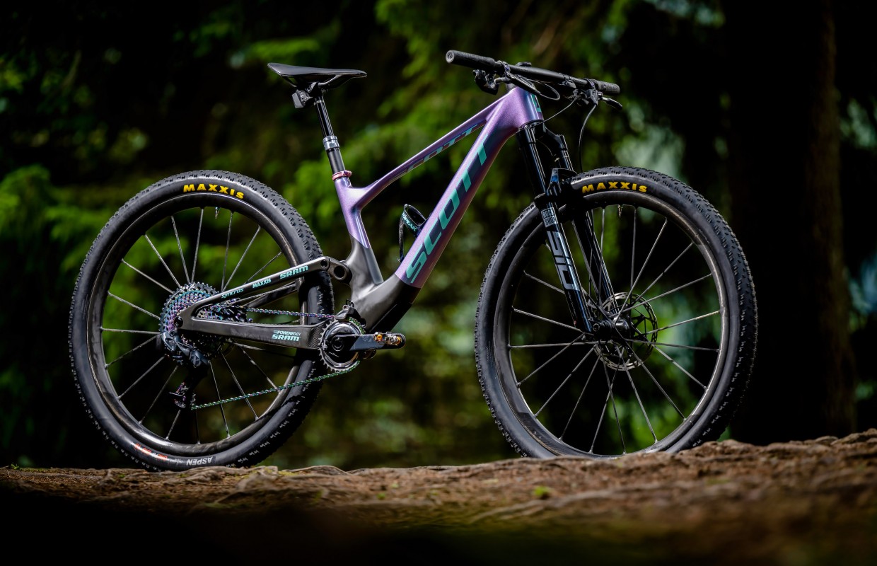 Kate Courtney estrena nueva SCOTT Spark RC Contessa y nueva equipación