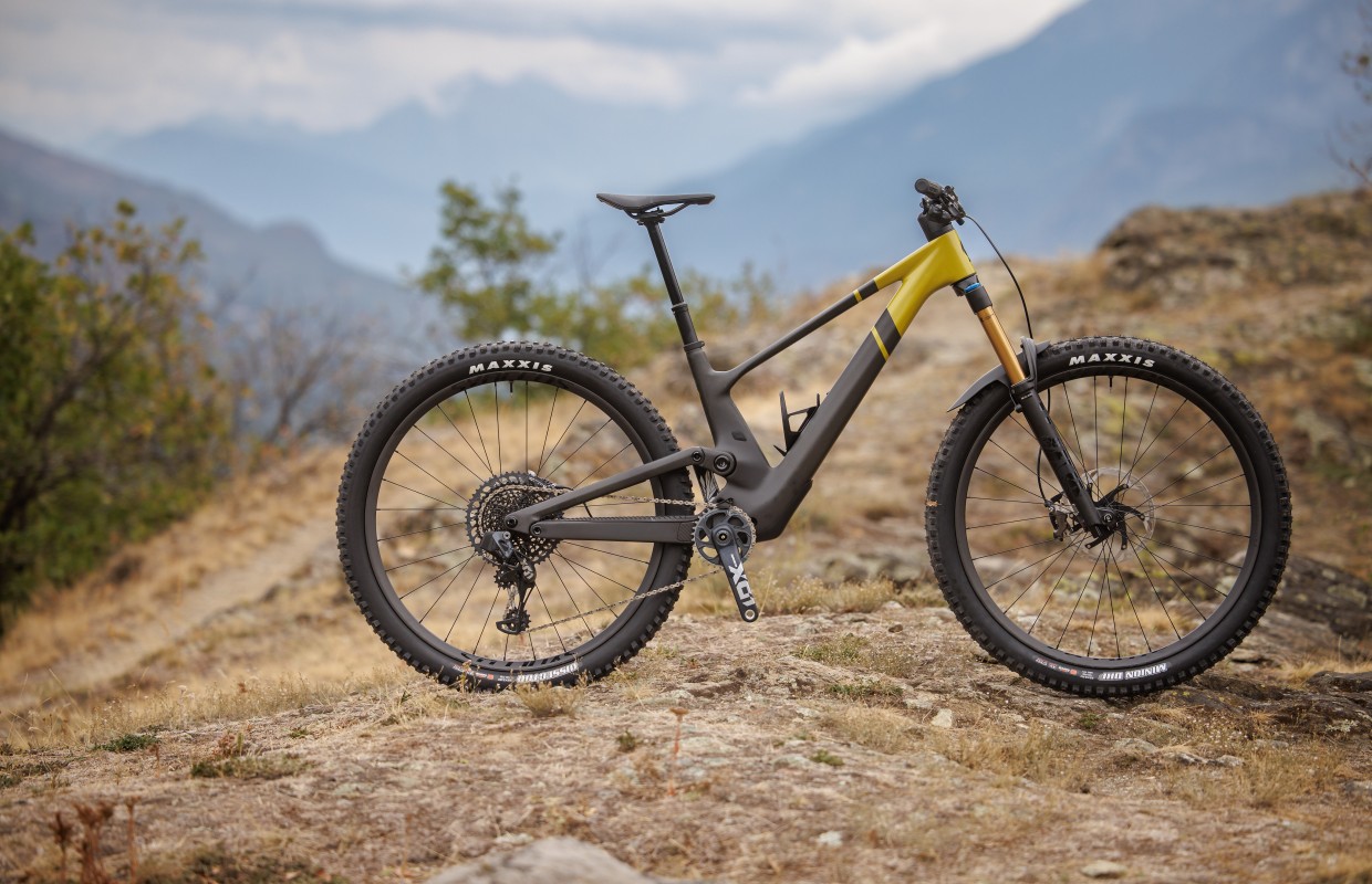 Nino Schurter no se despega de su nueva SCOTT Genius 2023