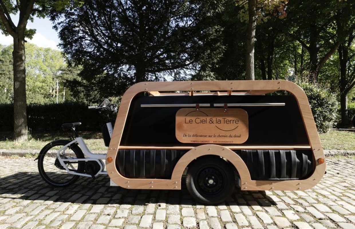 A funeral bicycle service has just opened in Paris