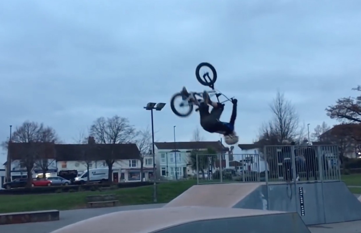 Harry Schofield tiene 8 años y hace esto sobre su mountain bike