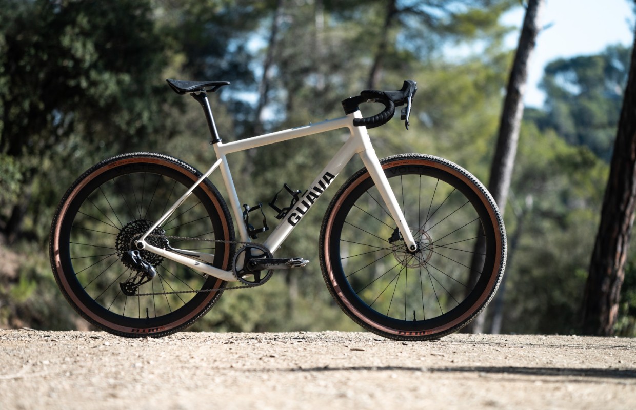 GUAVA, a new gravel brand promoted by Andrés Iniesta and Bojan Krkić