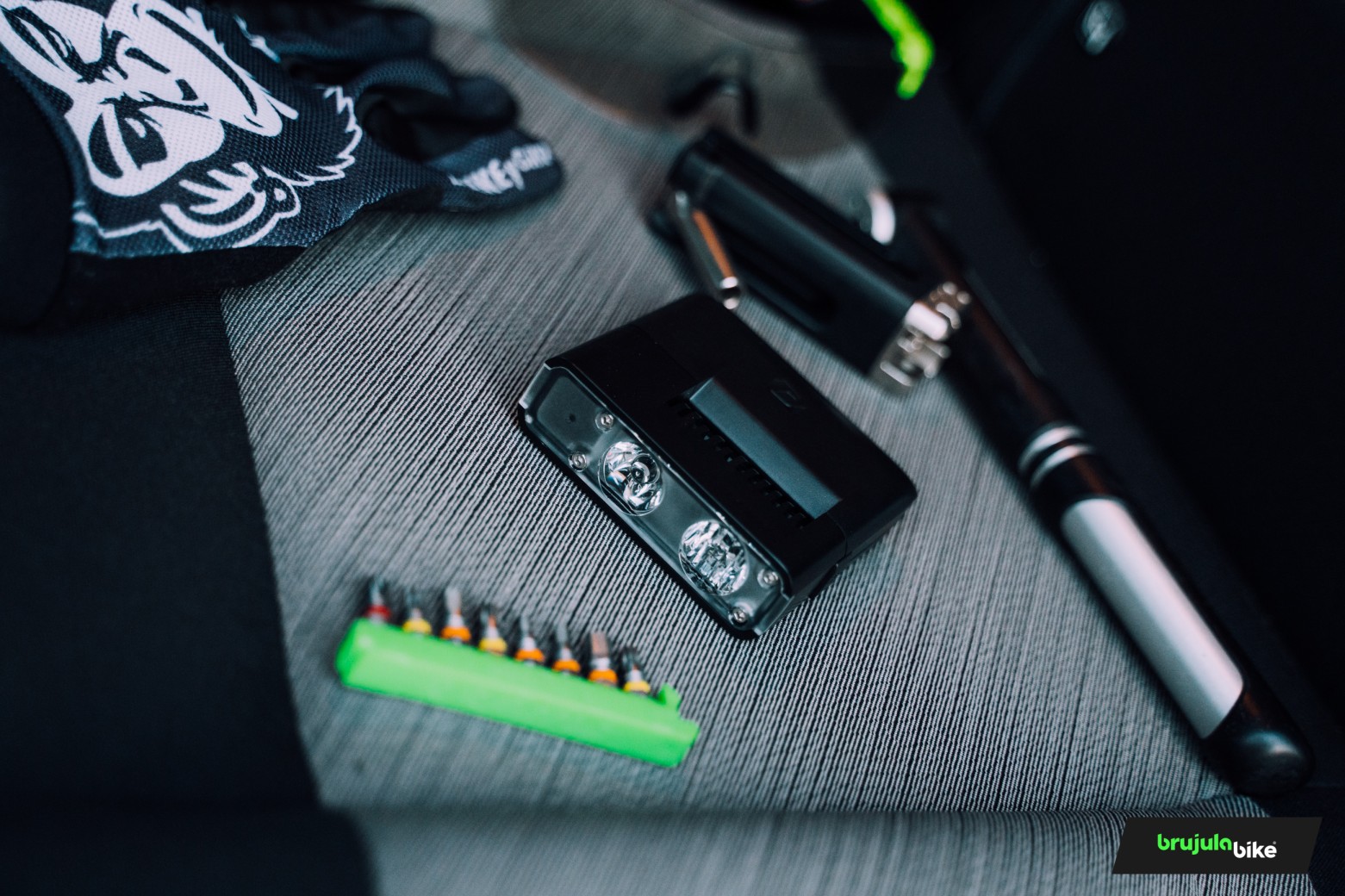 Probamos el foco Syncros Nanaimo 1200: máxima calidad e integración