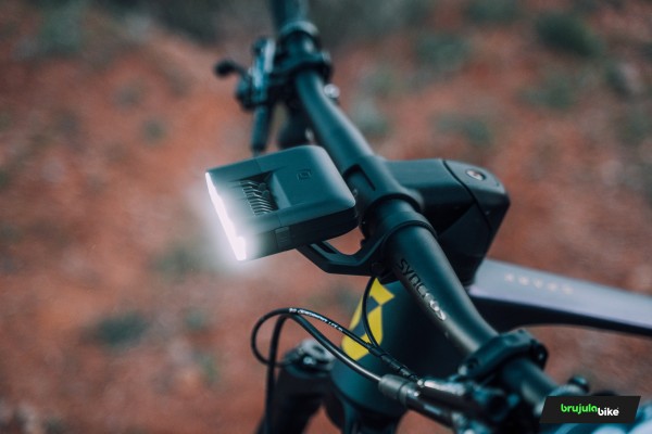 Probamos el foco Syncros Nanaimo 1200: máxima calidad e integración