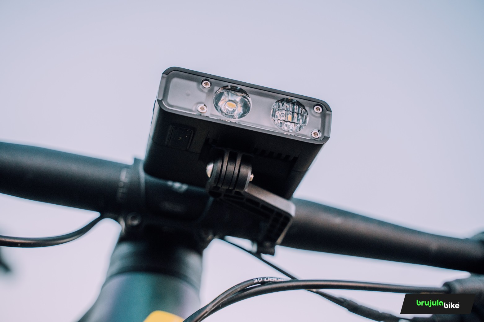 Probamos el foco Syncros Nanaimo 1200: máxima calidad e integración