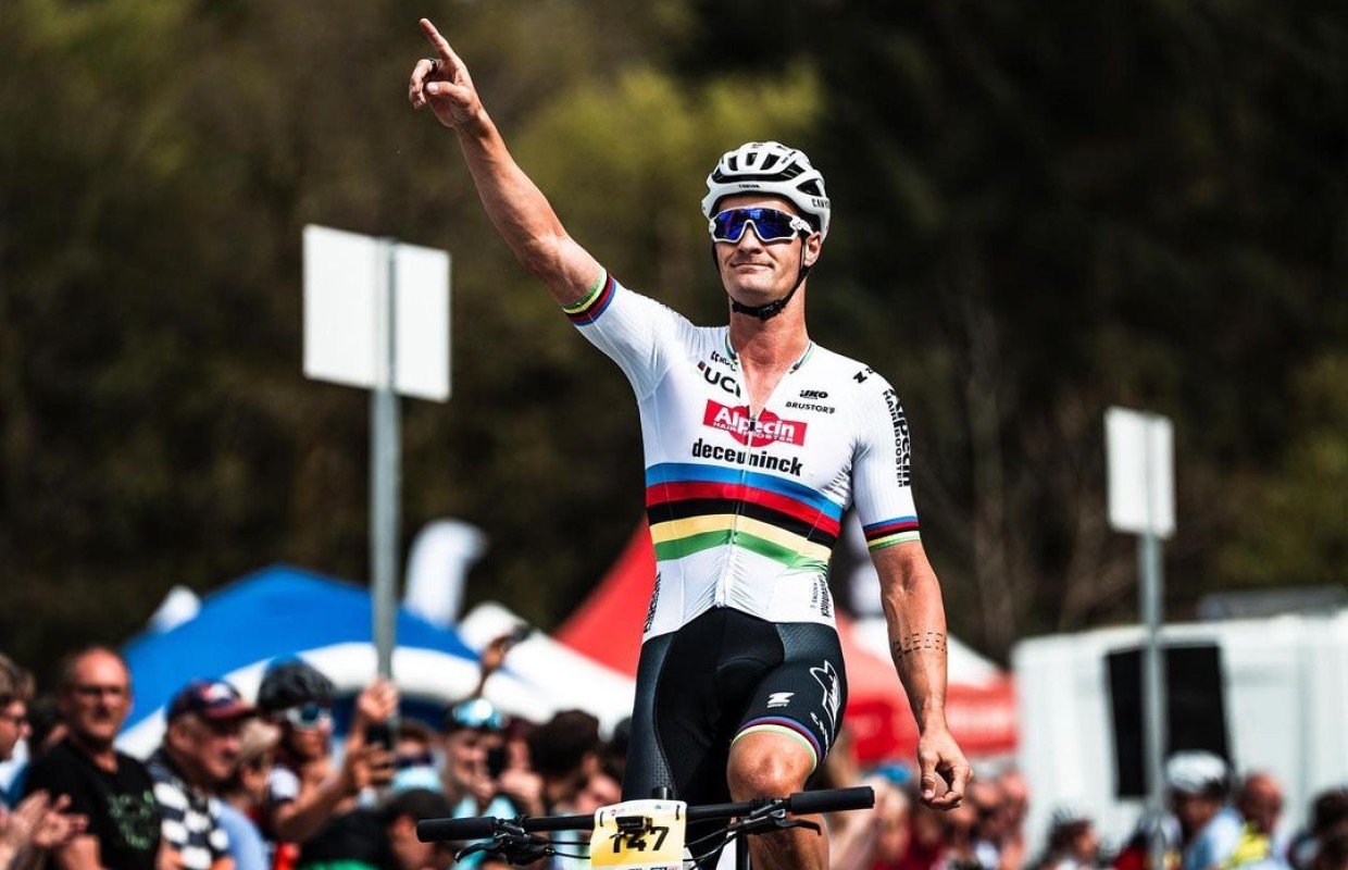 Samuel Gaze estrena con victoria en maillot de Campeón del Mundo, Pidcock entra tercero en el ...