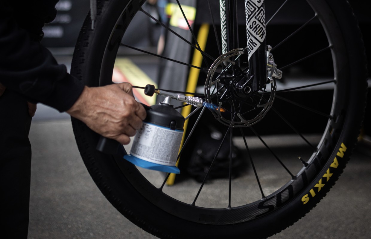 Why do they burn the brake discs in the SCOTT SRAM