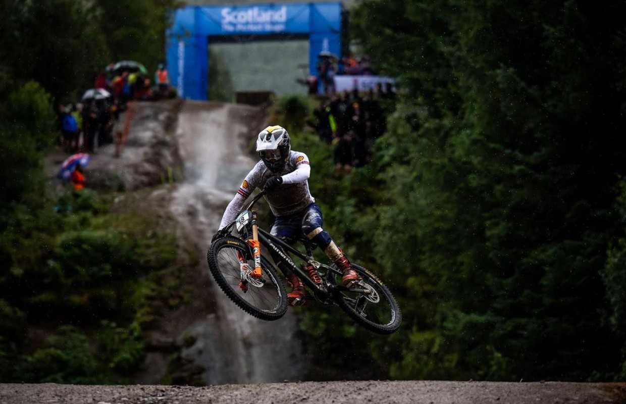 Charlie Hatton and Valentina Holl win the World Downhill Championship