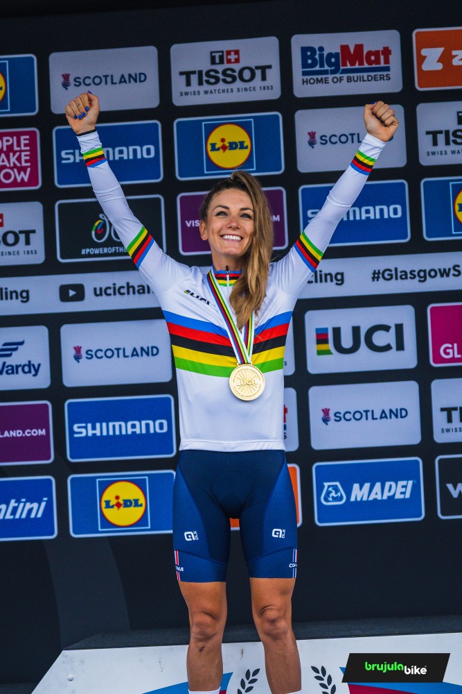 Unbeatable! Pauline Ferrand-Prevot wins the XCO World Championship 2023