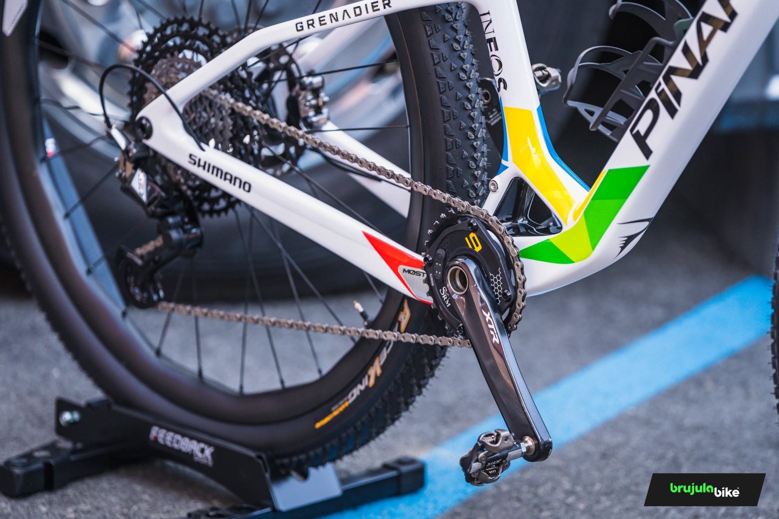 Una rígida se vuelve a vestir de arcoíris, al detalle la Pinarello Dogma XC HT de Pauline ...