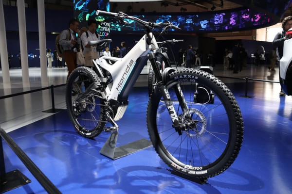 Honda sorprende con una e-MTB inspirada en su mítica RN01