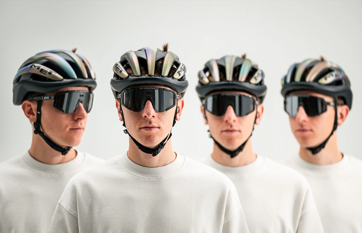 El pelo de Pogacar sigue atravesando su casco mientras la aerodinámica ...